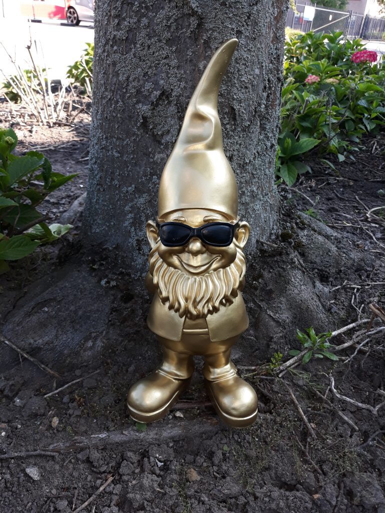 Gouden kabouter met zonnebril - Tuindecoratie bij Nakiche Koi